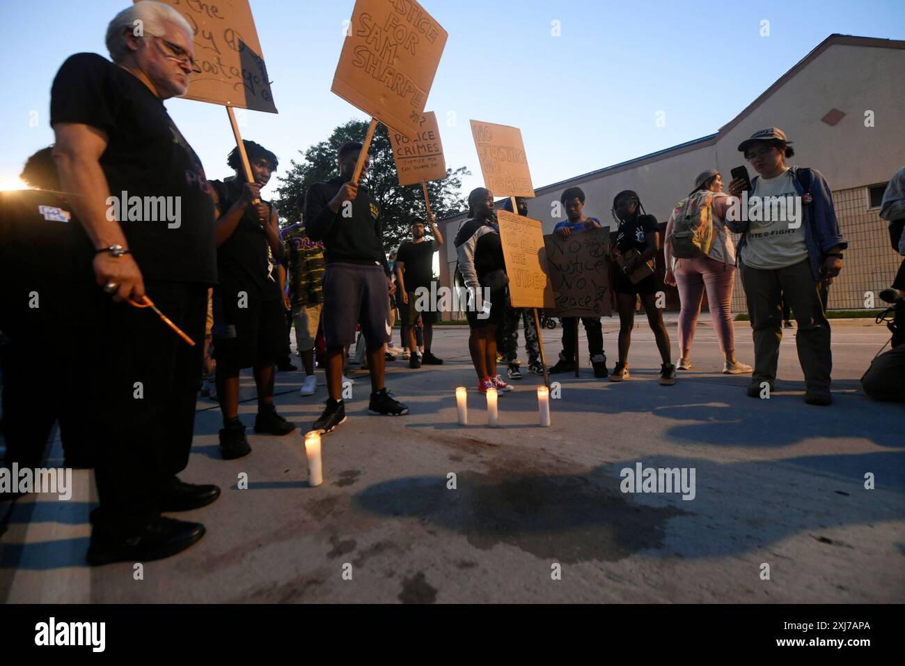 Milwaukee, United States. 16th July, 2024. Mourners gather for a moment ...