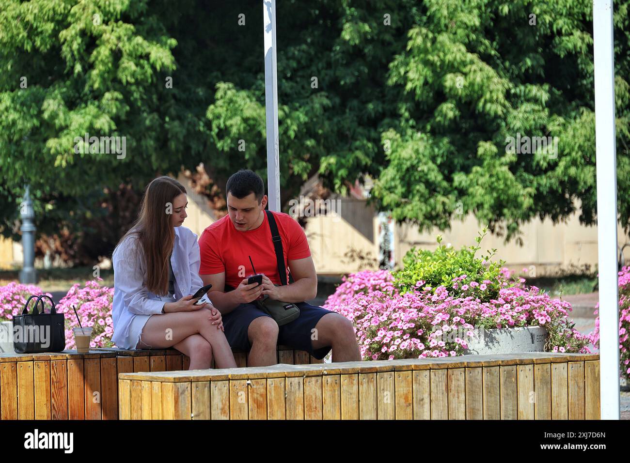 Non Exclusive: ODESA, UKRAINE - JULY 13, 2024 - A man and woman talk ...
