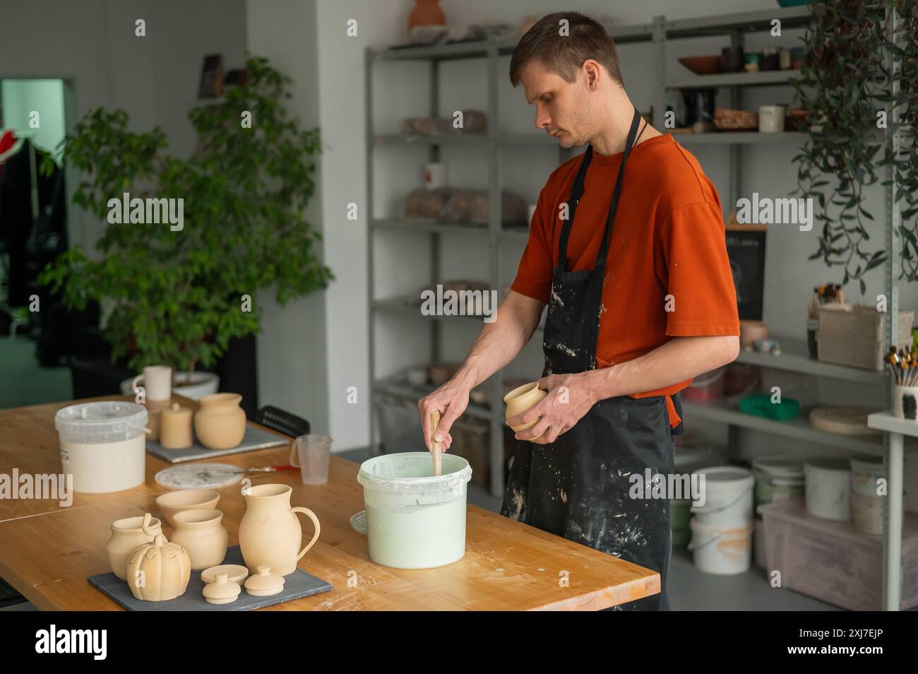 Potter applies glaze ceramic hi-res stock photography and images - Alamy