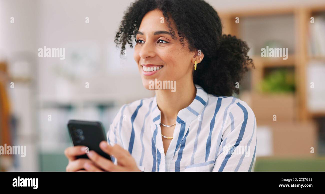 Office woman smile packaging hi-res stock photography and images - Alamy