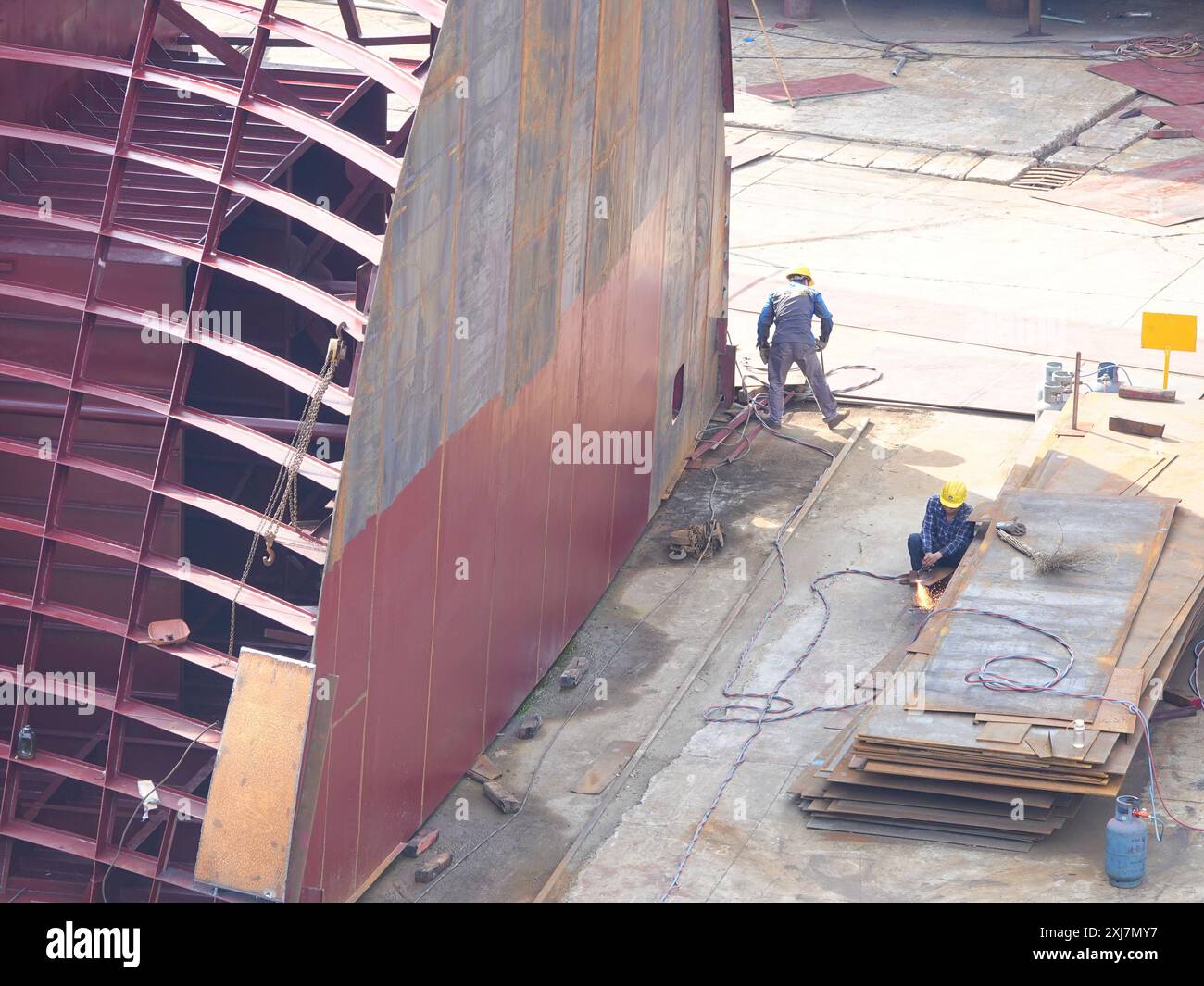 Workers brave the hot sun to build ships at Letianxi Shipbuilding Base ...