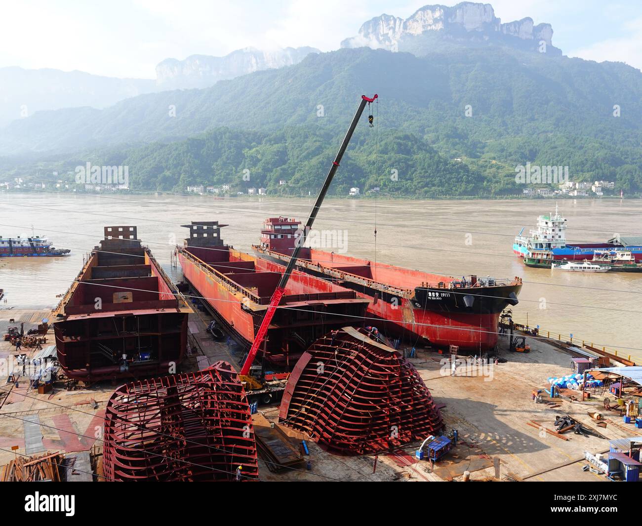 Workers brave the hot sun to build ships at Letianxi Shipbuilding Base ...