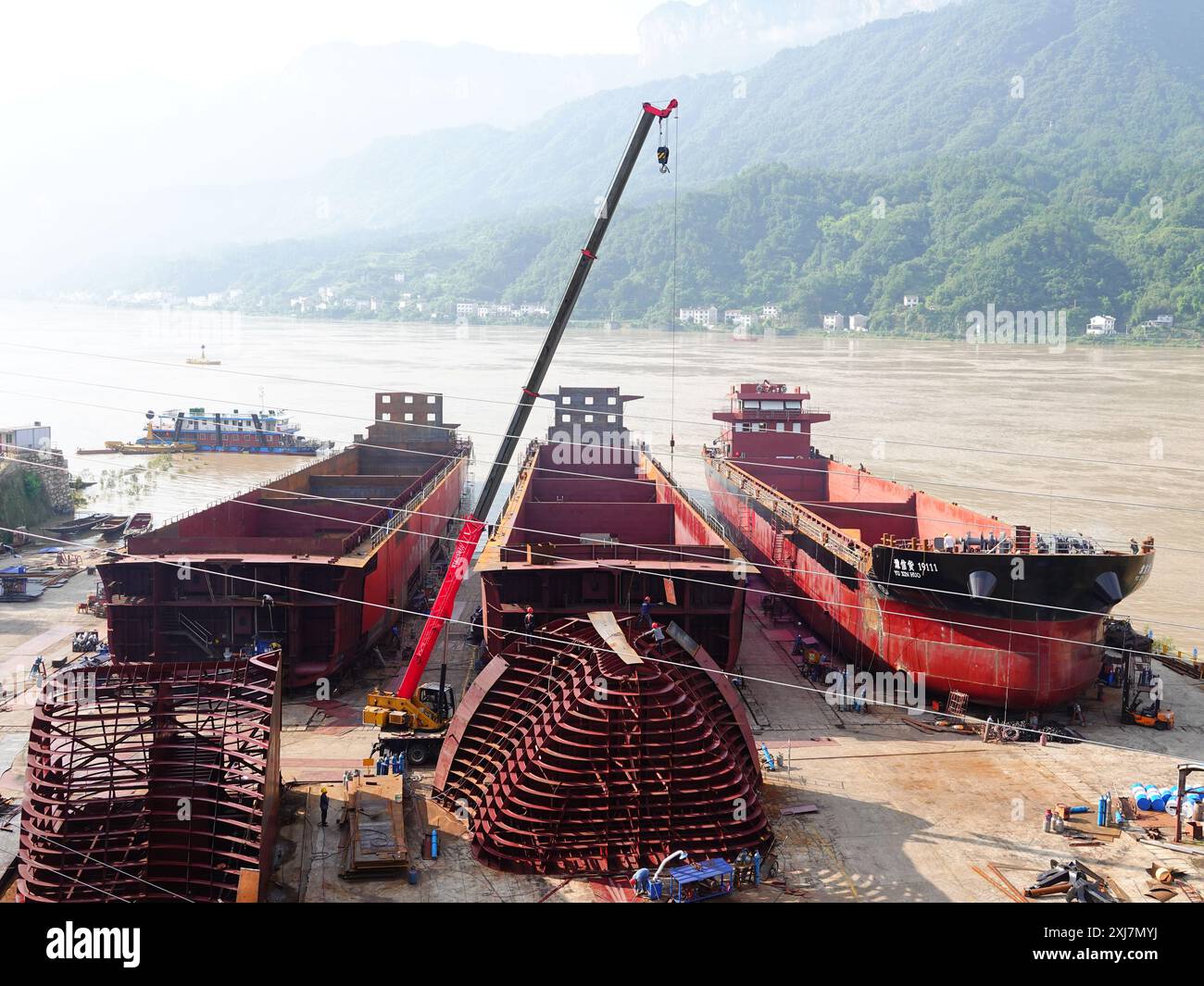 Workers brave the hot sun to build ships at Letianxi Shipbuilding Base ...