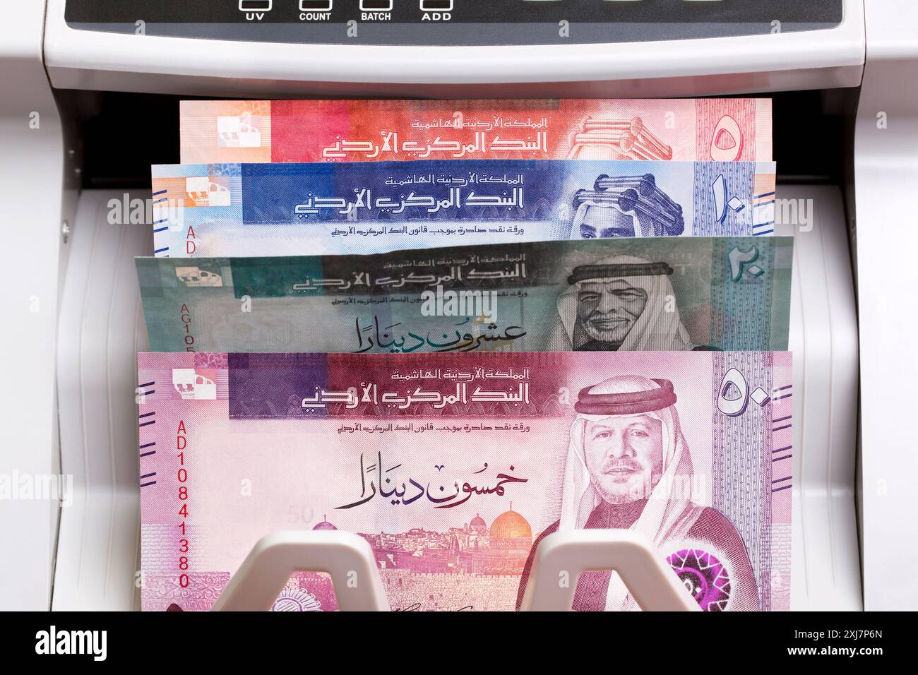 Jordanian money - dinar in the counting machine Stock Photo - Alamy