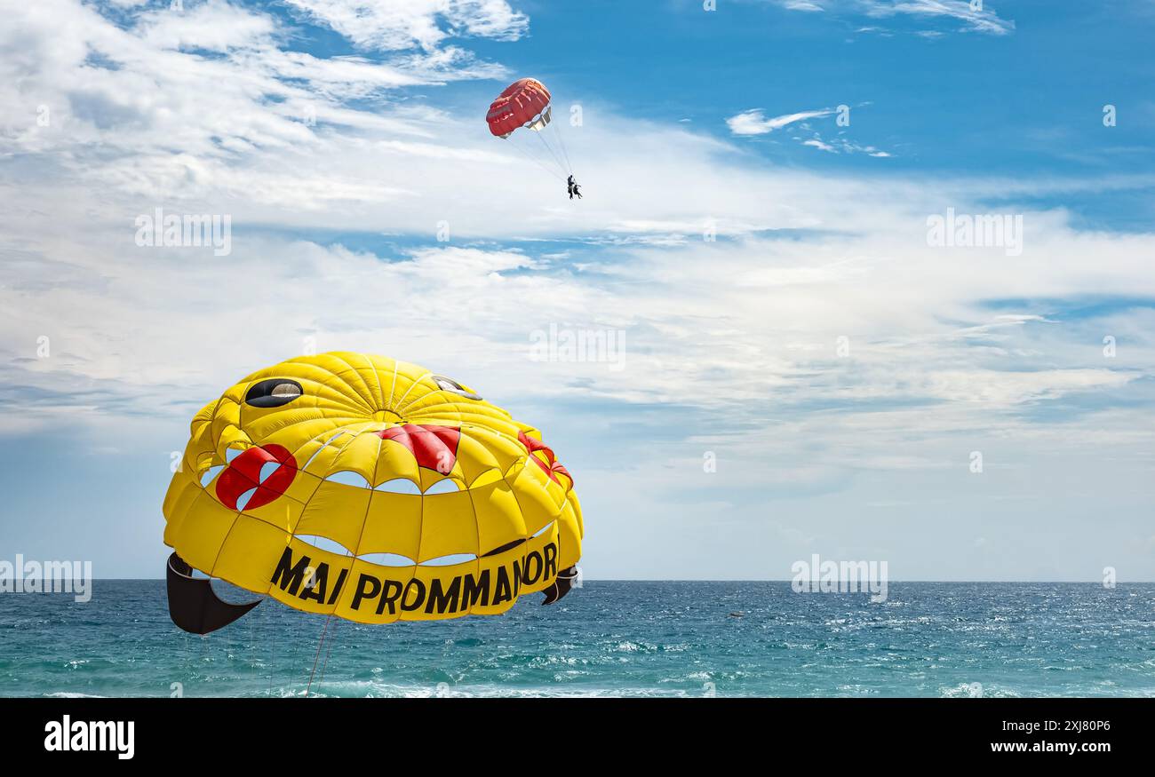 Parasailing extreme sport hi-res stock photography and images - Alamy