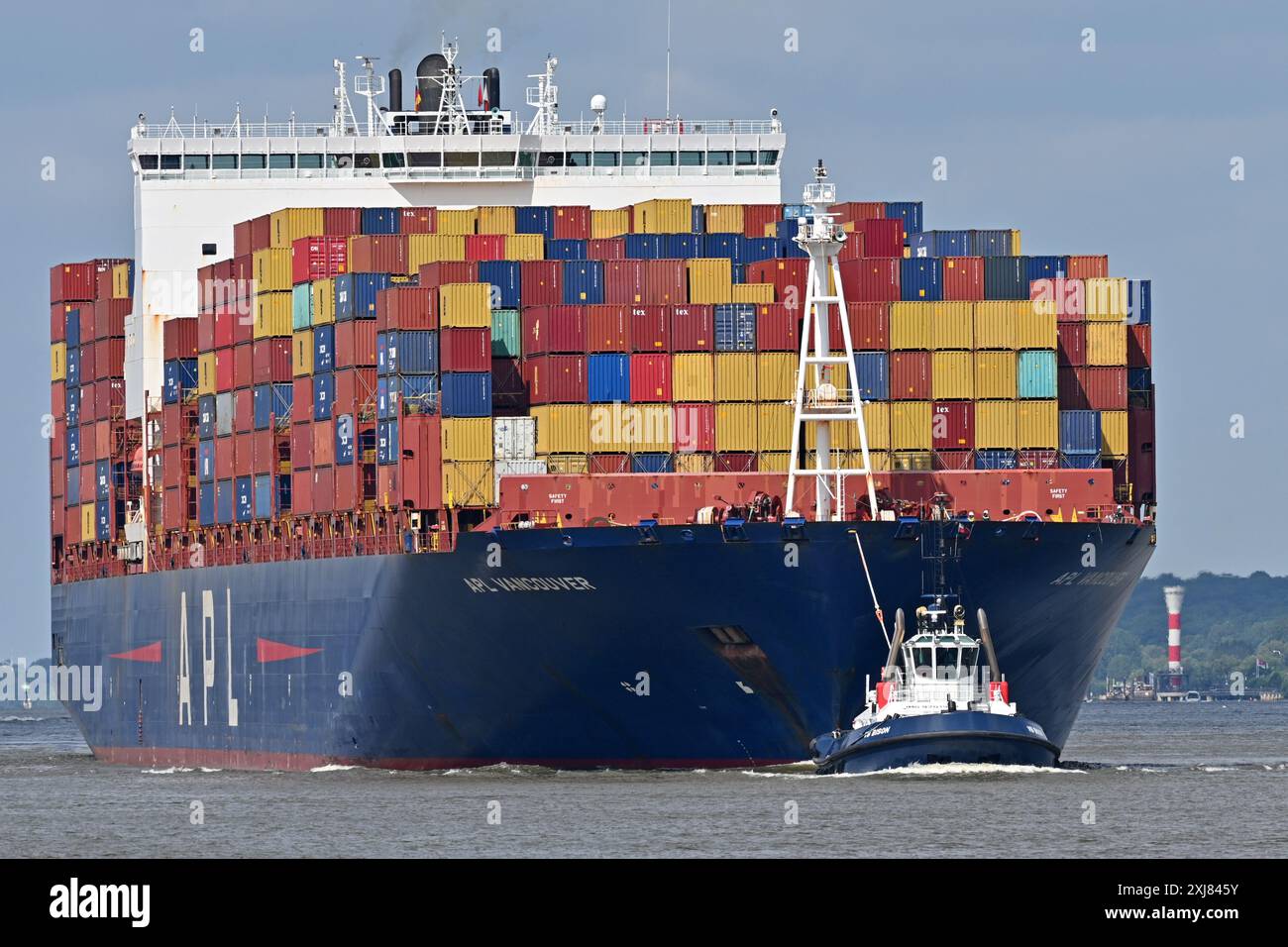 Containership APL VANCOUVER arrives at the port of Hamburg Stock Photo ...