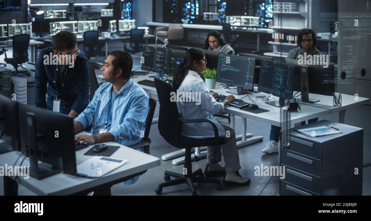 Team discussing artificial intelligence project hi-res stock photography and images - Alamy