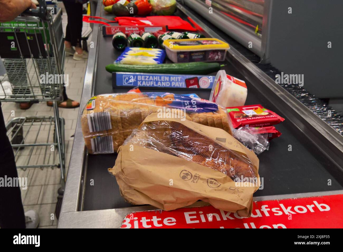 Kaufland Kasse, Supermarkt. Lebensmittel-Einkauf auf dem Kassenband ...