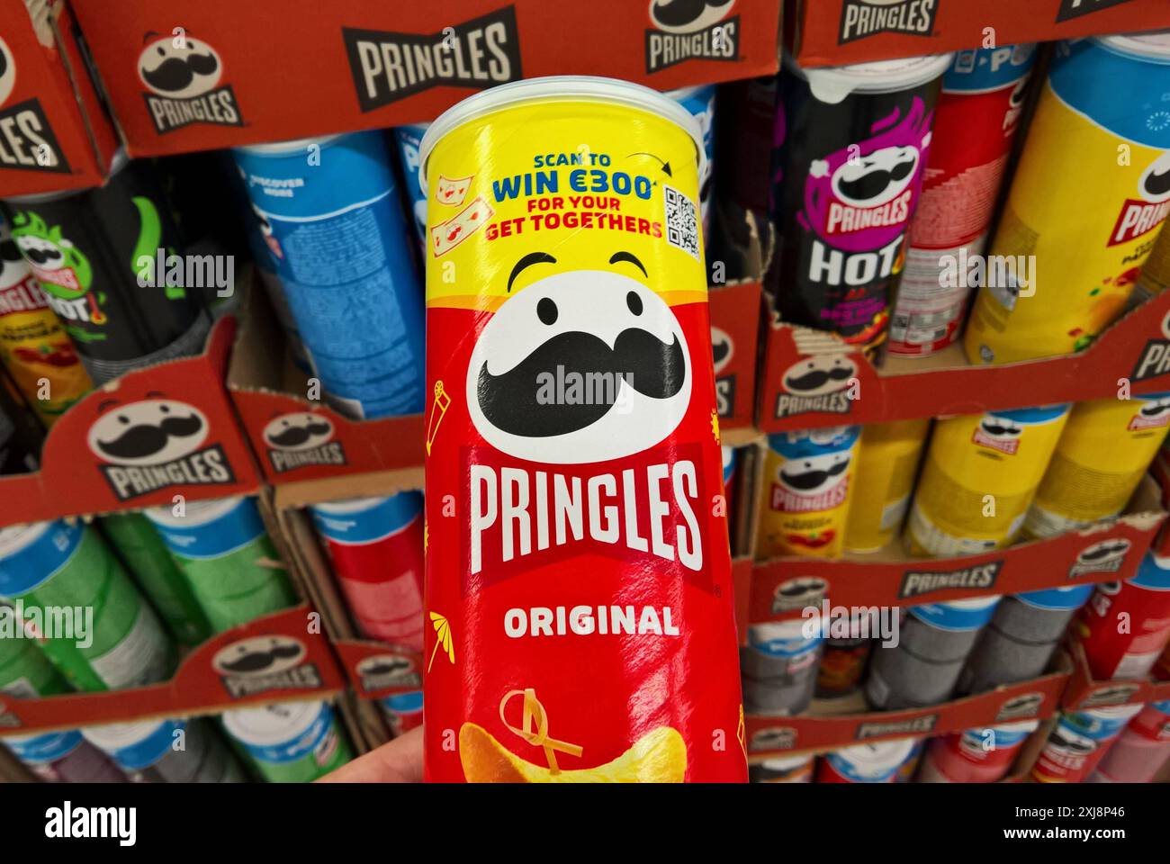 Pringles Chips im Supermarkt-Regal. Pringles ist der Markenname für ein ...