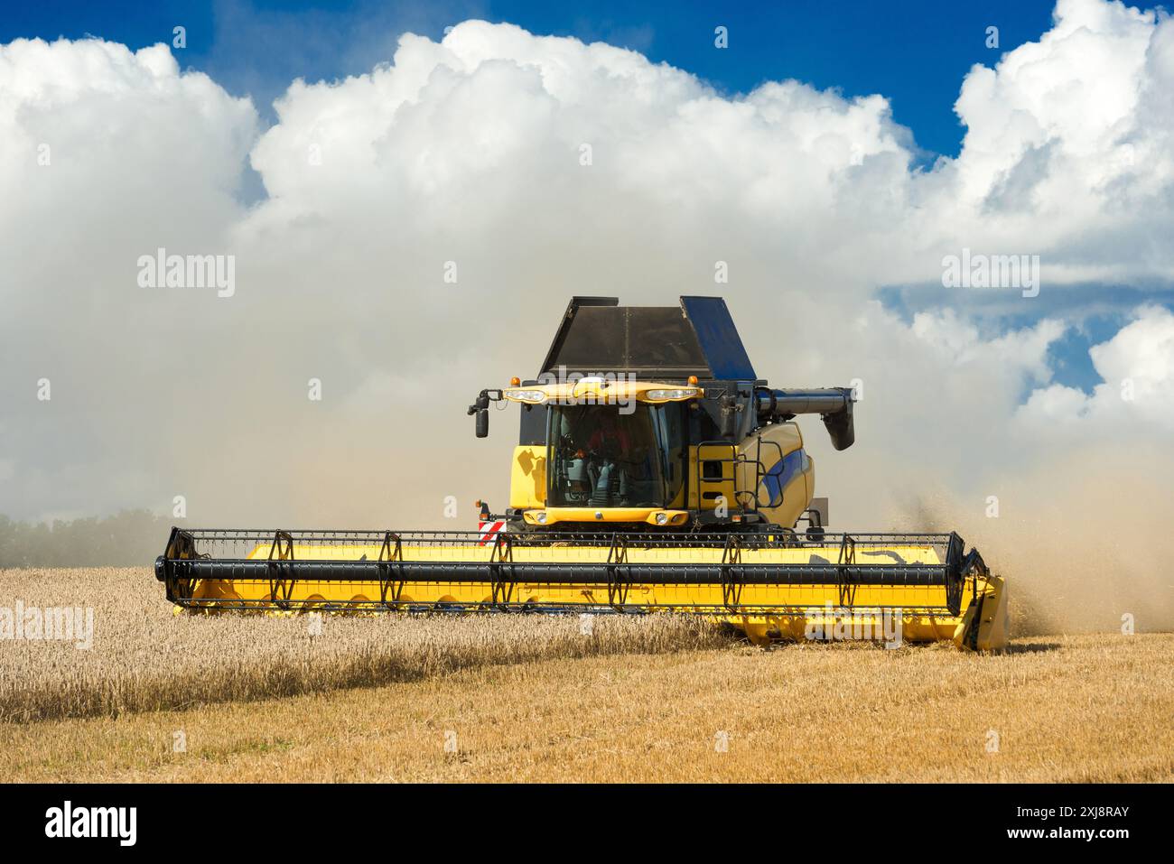 Modern blue combine harvester hi-res stock photography and images - Alamy