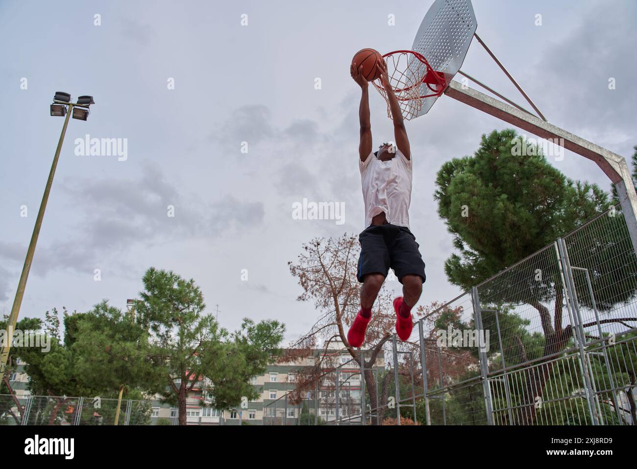 Man dunking basketball african american hi-res stock photography and ...