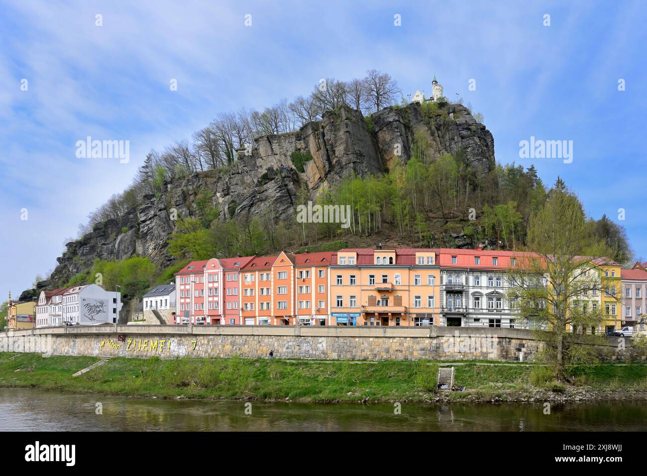Decin city and Pastyrska stena castle along the Elbe River, Decin ...