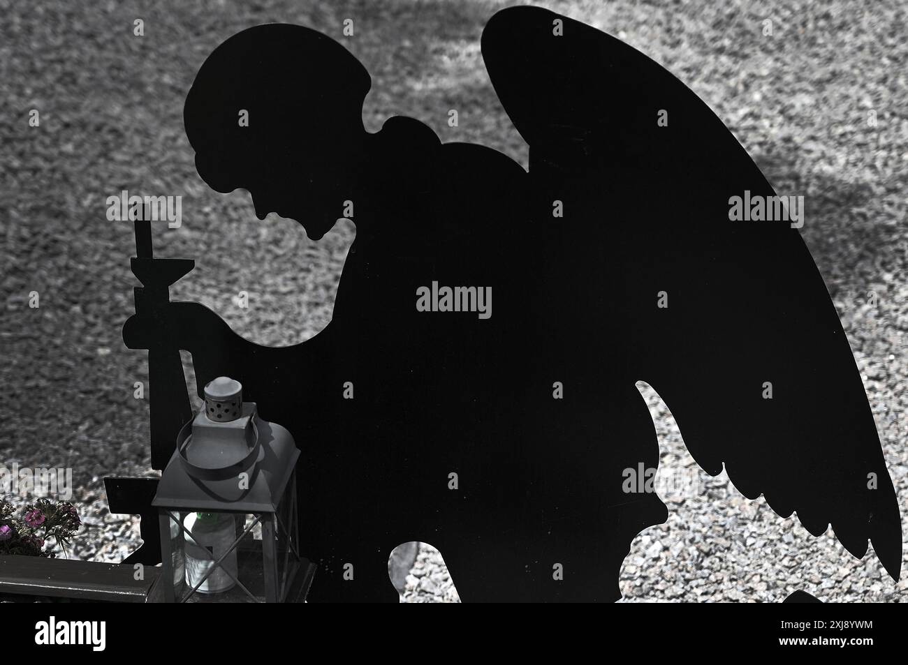 Us soldier kneeling memorial hi-res stock photography and images - Alamy