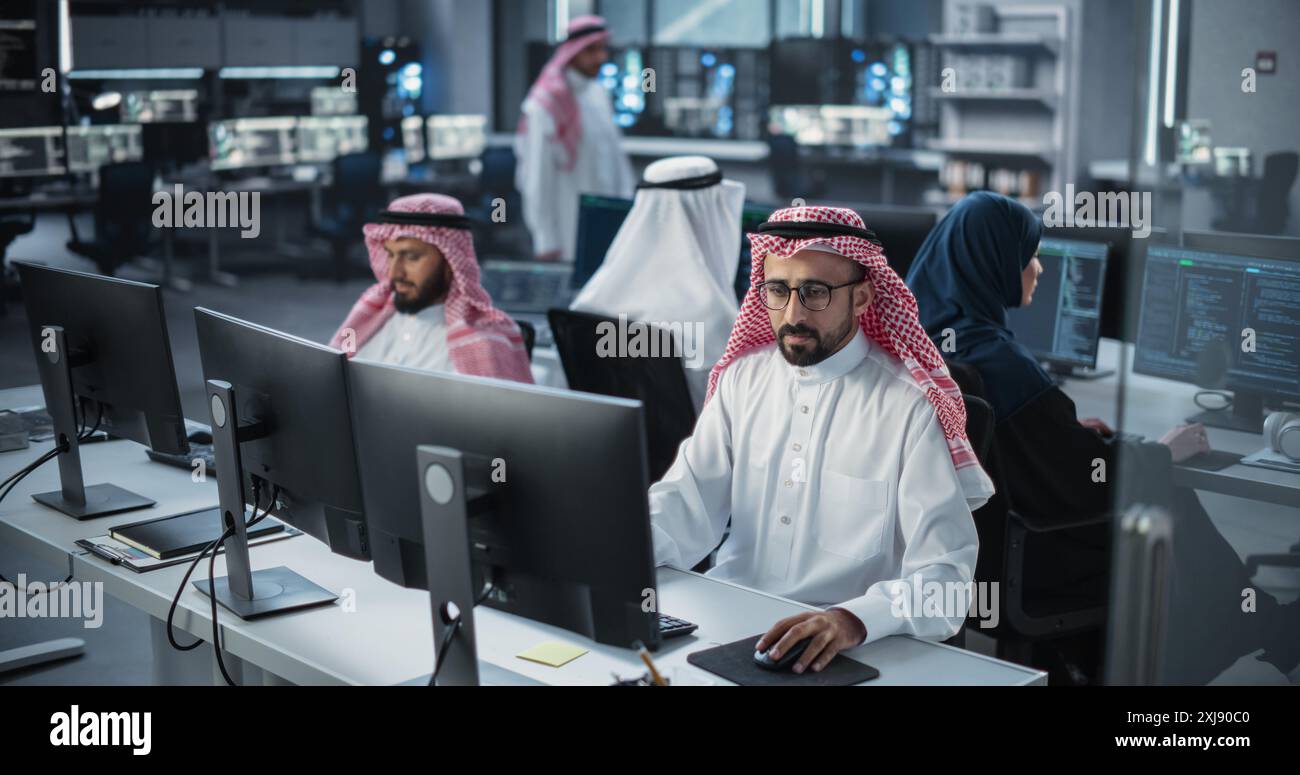 Data center team collaborating in hi-res stock photography and images - Alamy