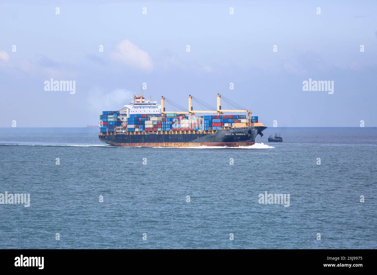 Container ships freight rates hi-res stock photography and images - Alamy