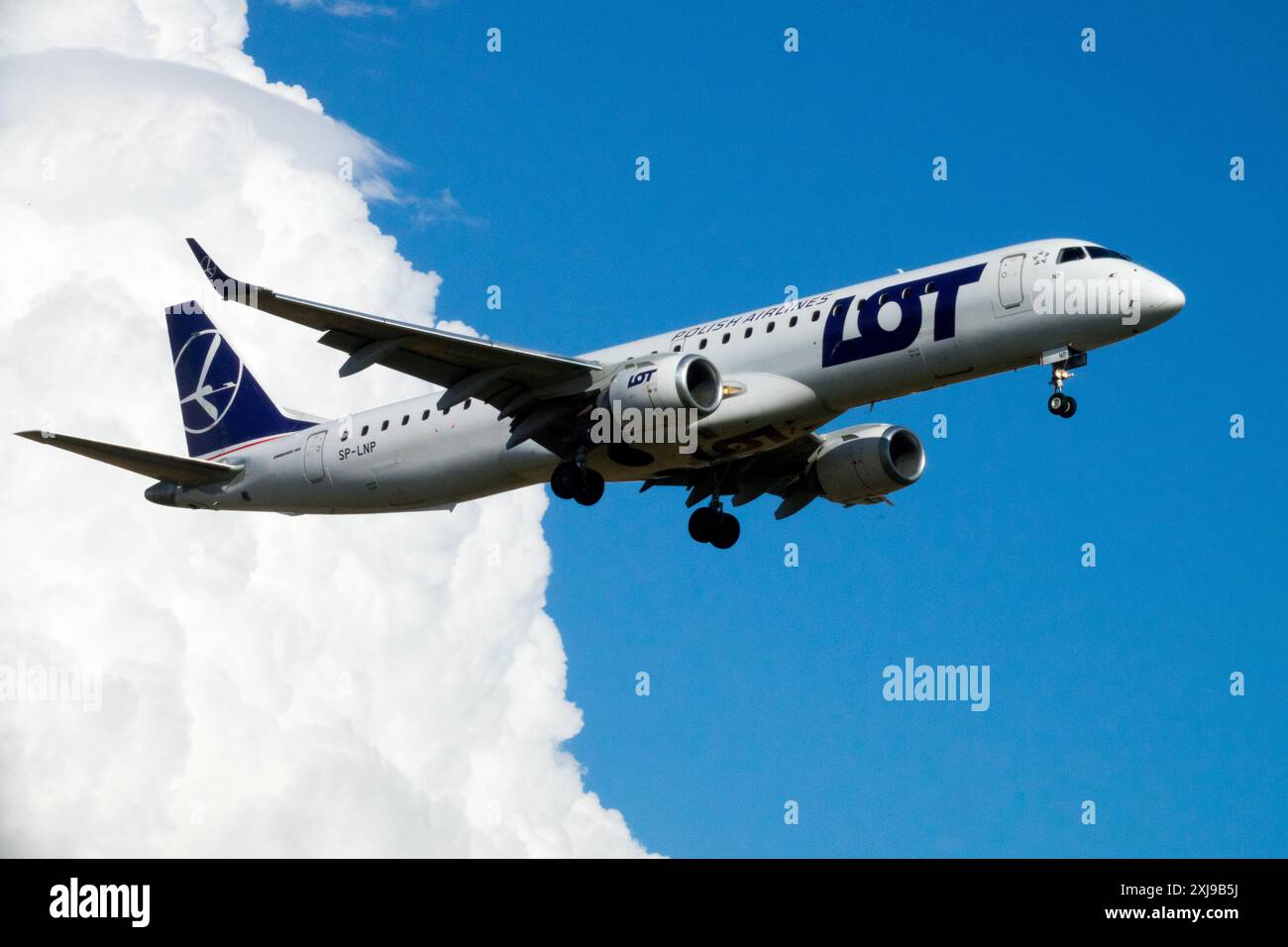 Passenger plane embraer e195lr hi-res stock photography and images - Alamy