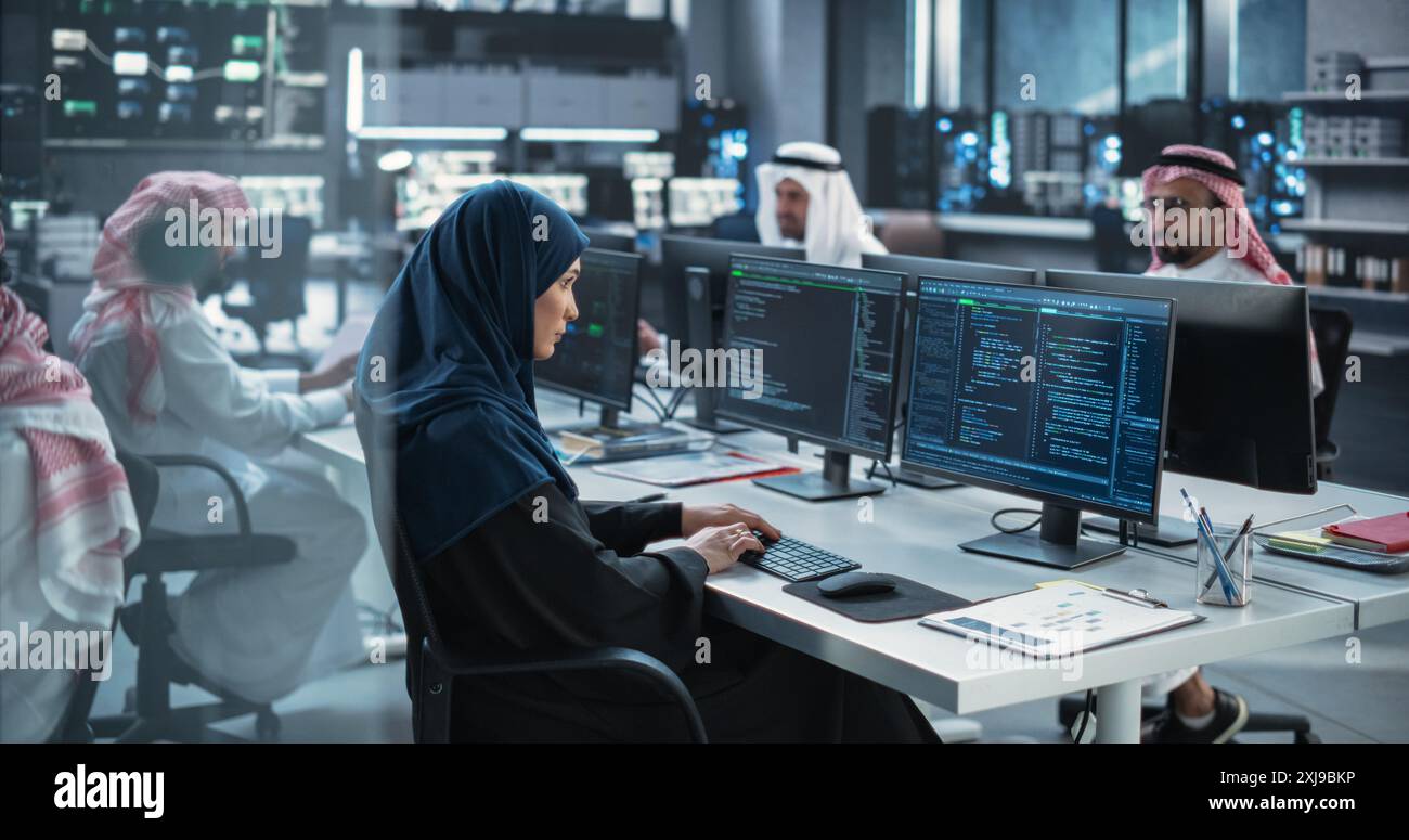 Data center team collaborating in hi-res stock photography and images - Alamy