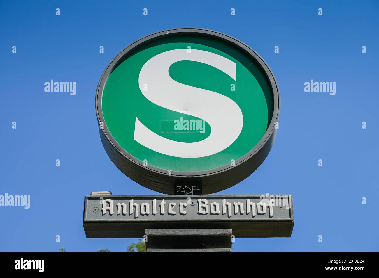 Schild S-Bahn, Anhalter-Bahnhof, Kreuzberg, Friedrichshain-Kreuzberg ...
