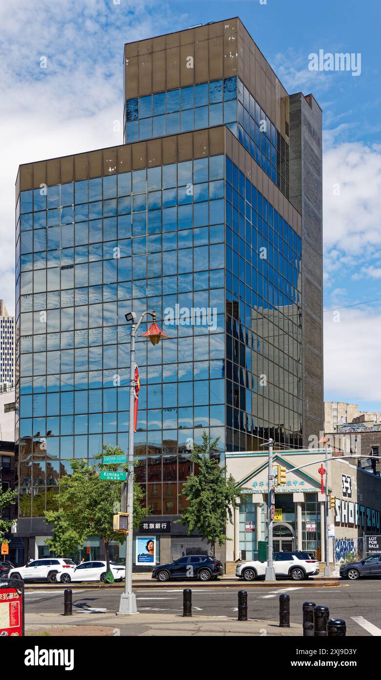 NYC Chinatown: Decorative “Chinatown Pagoda Pendant” street light ...