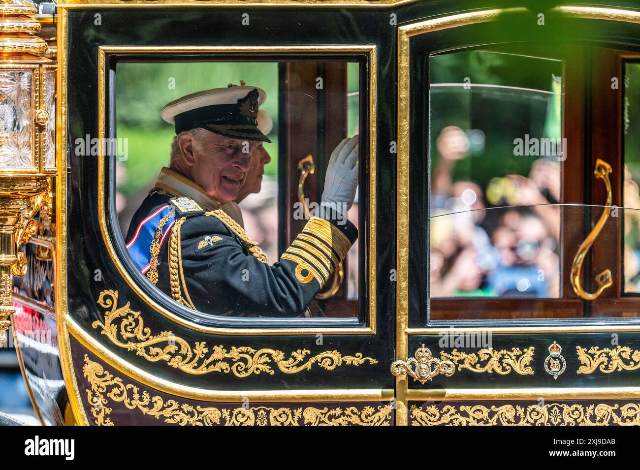 King charles iii waving hi-res stock photography and images - Alamy