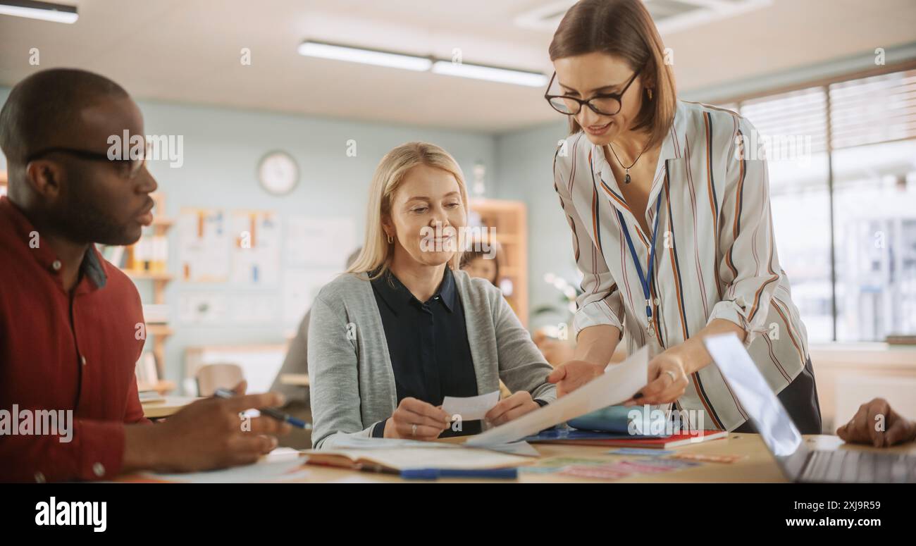 Students working in teams hi-res stock photography and images - Alamy
