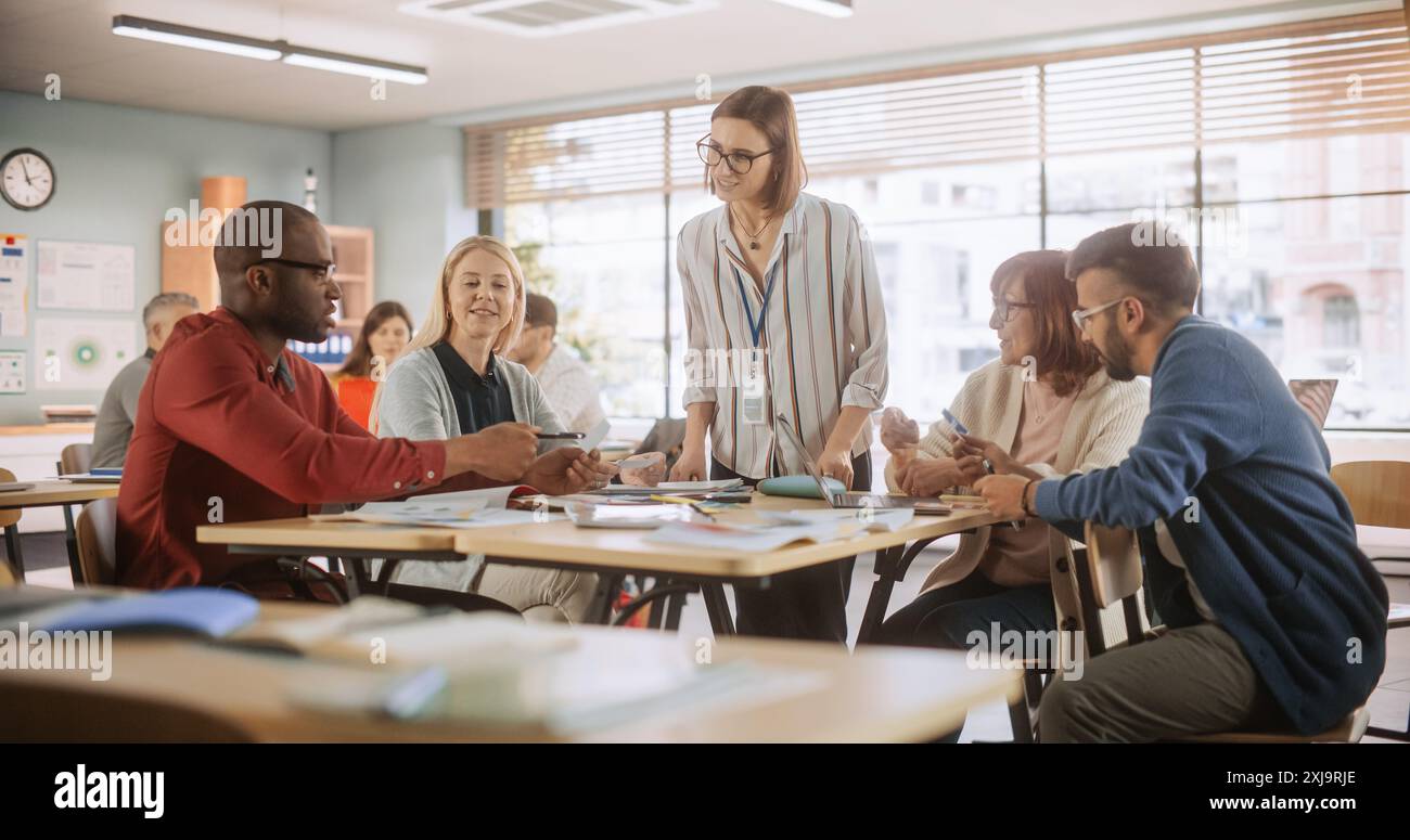 Students working in teams hi-res stock photography and images - Alamy