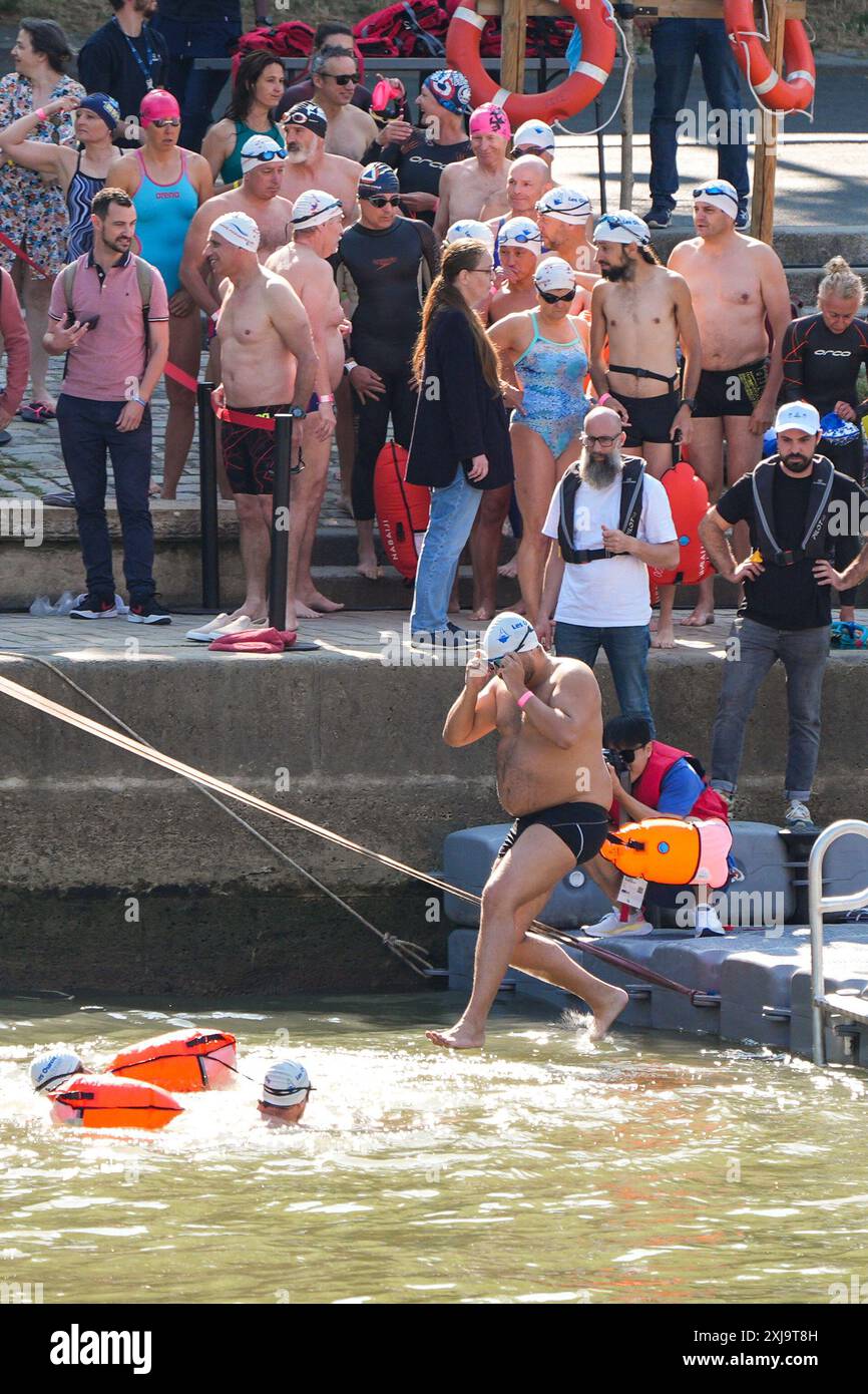 PARIS, July 17, 2024 (Xinhua) -- Local residents swim in the Seine ...