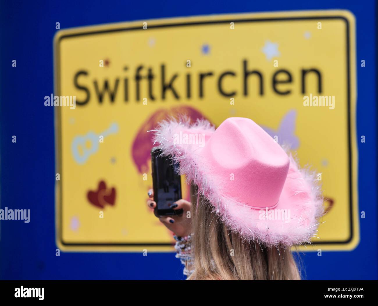 Taylor swift sign fan hi-res stock photography and images - Alamy
