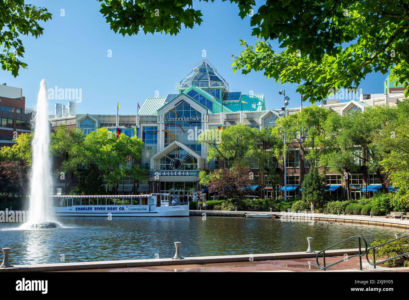 CambridgeSide Galleria (shopping mall) and Charles River Boat Co. boat ...