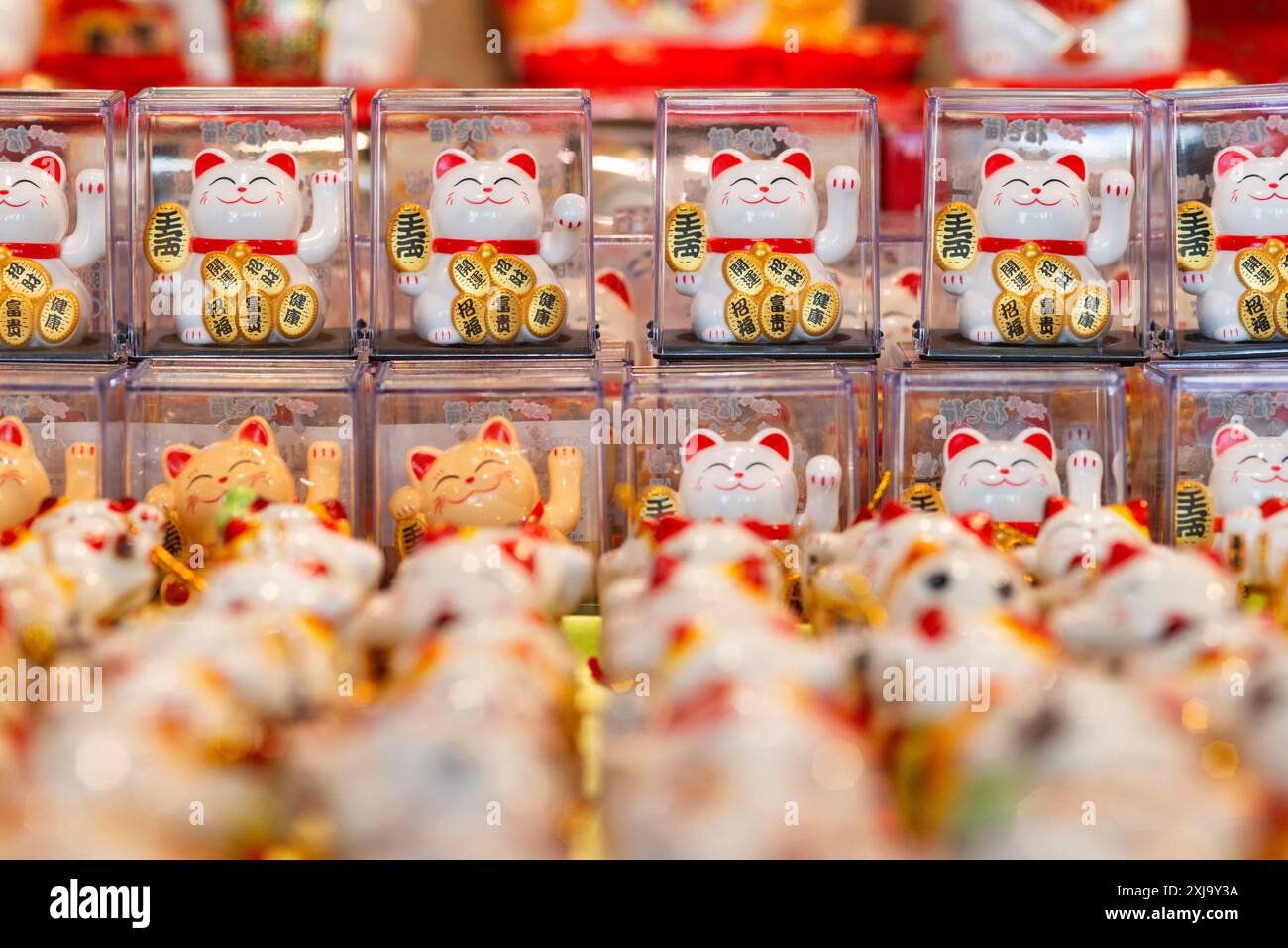 Chinese waving cats hi-res stock photography and images - Alamy
