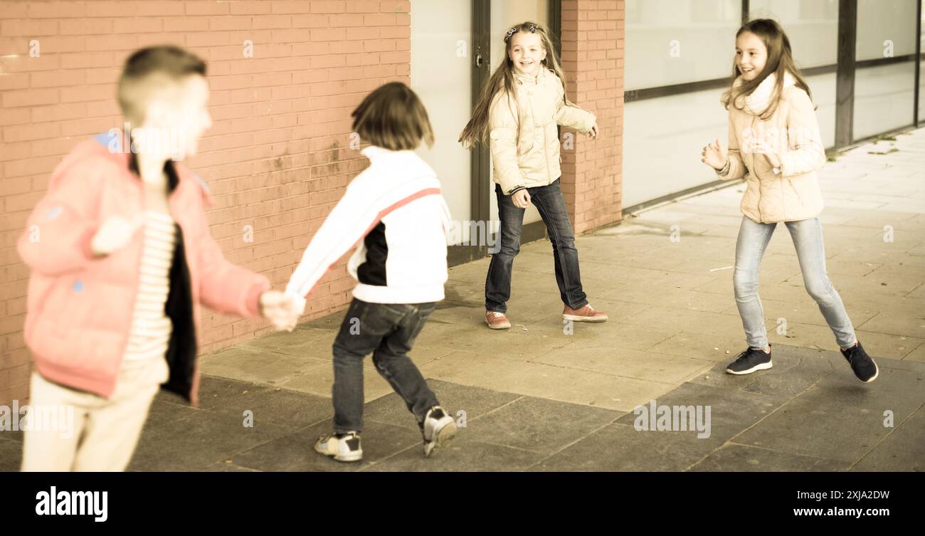 Boys and girls playing catch hi-res stock photography and images - Alamy