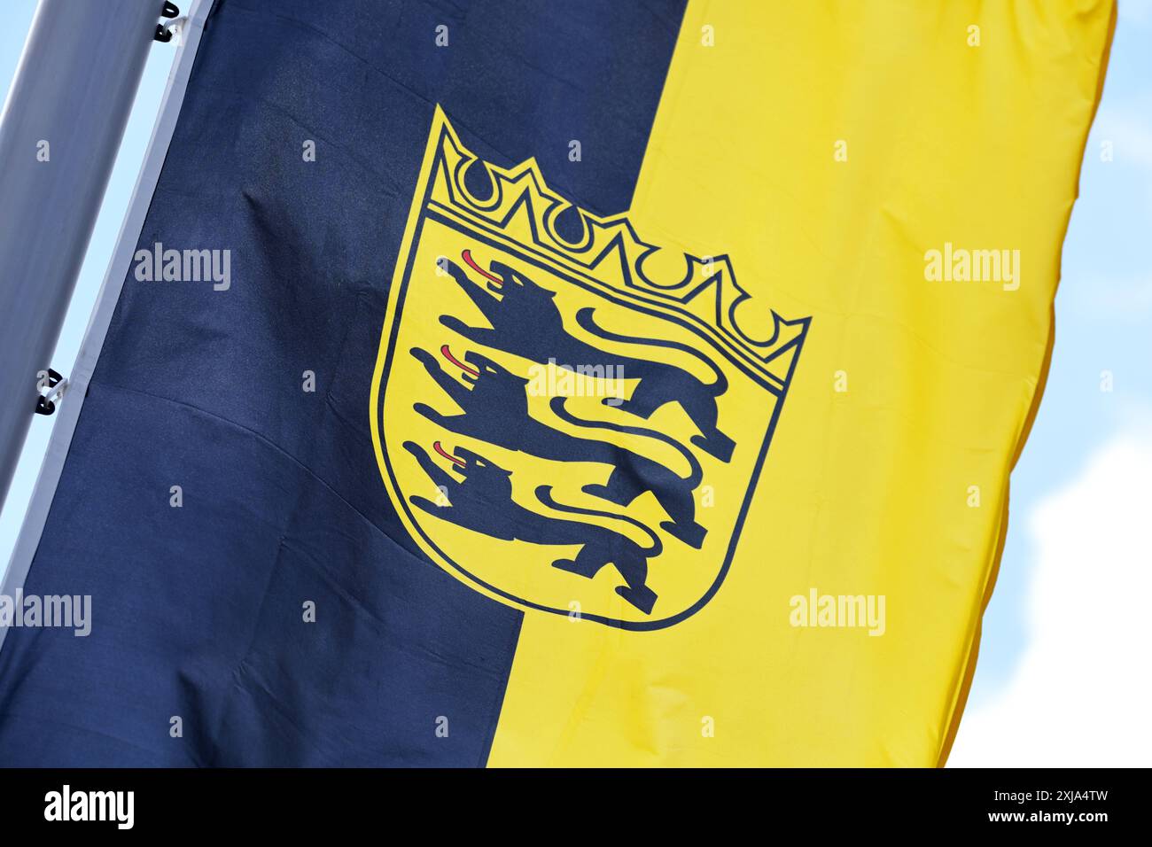 Wehende Fahne des deutschen Bundeslandes Baden-Württemberg *** Waving ...