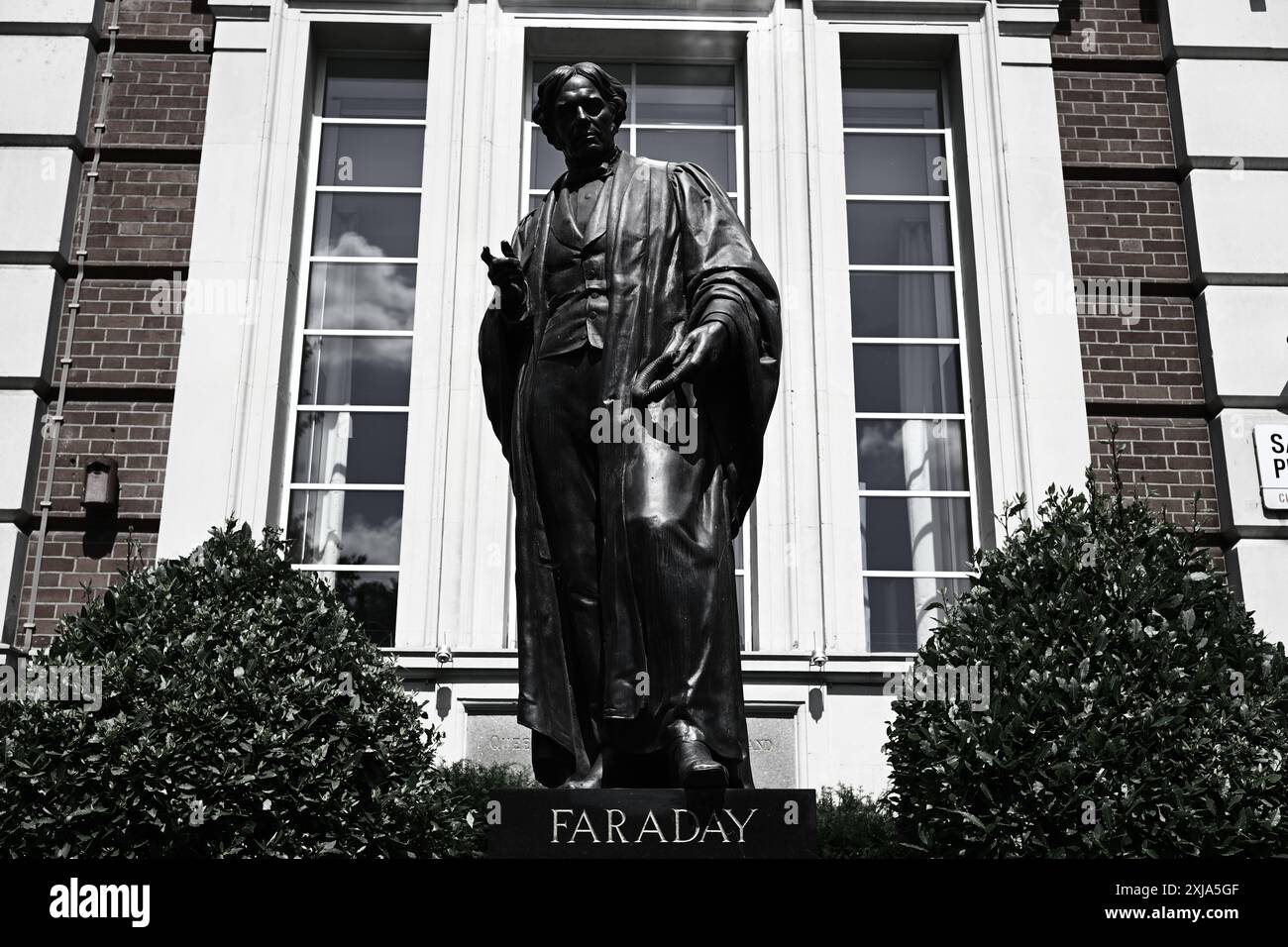 Faraday statue hi-res stock photography and images - Alamy