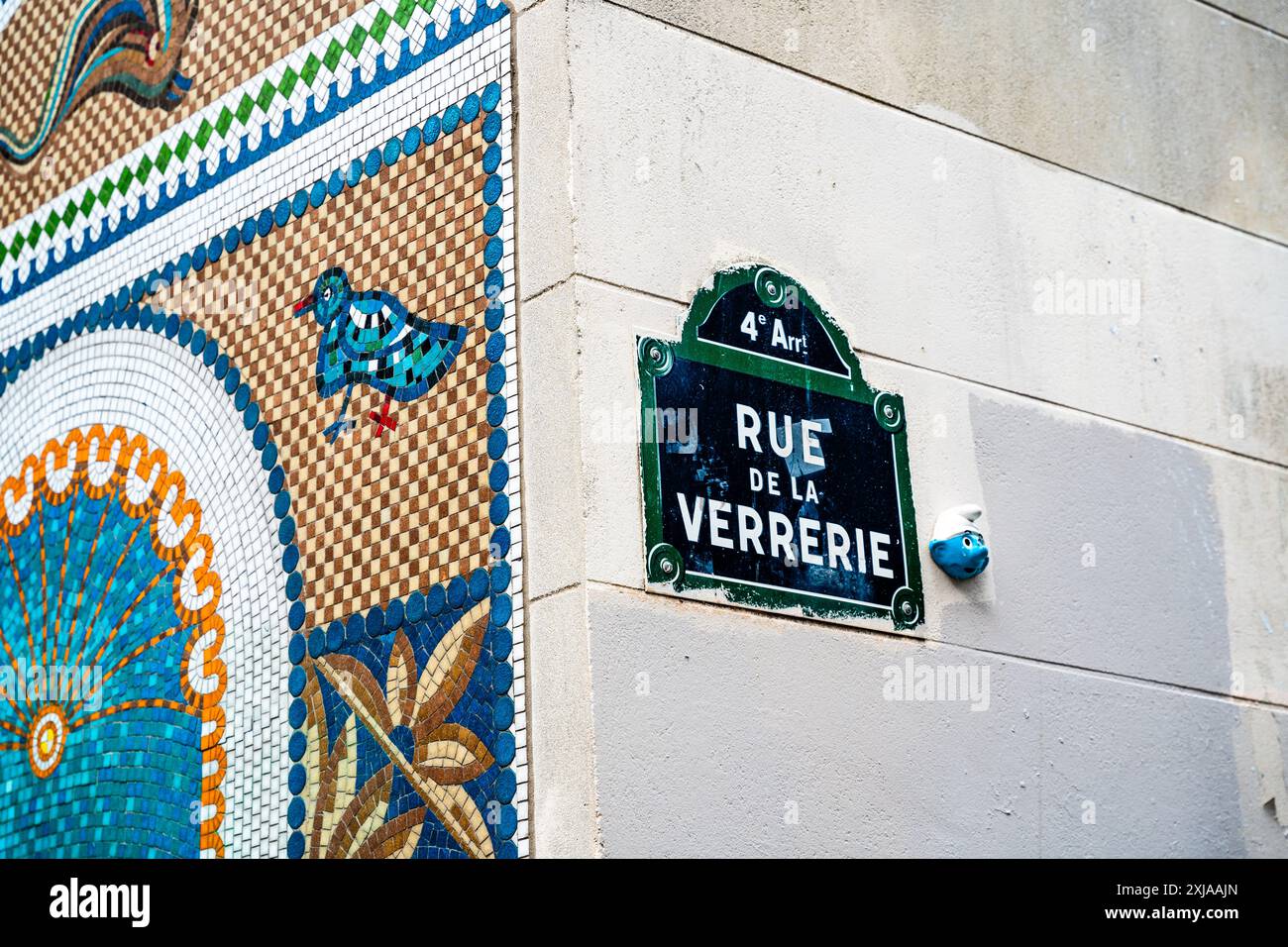 Plaque de rue restaurant hi-res stock photography and images - Alamy