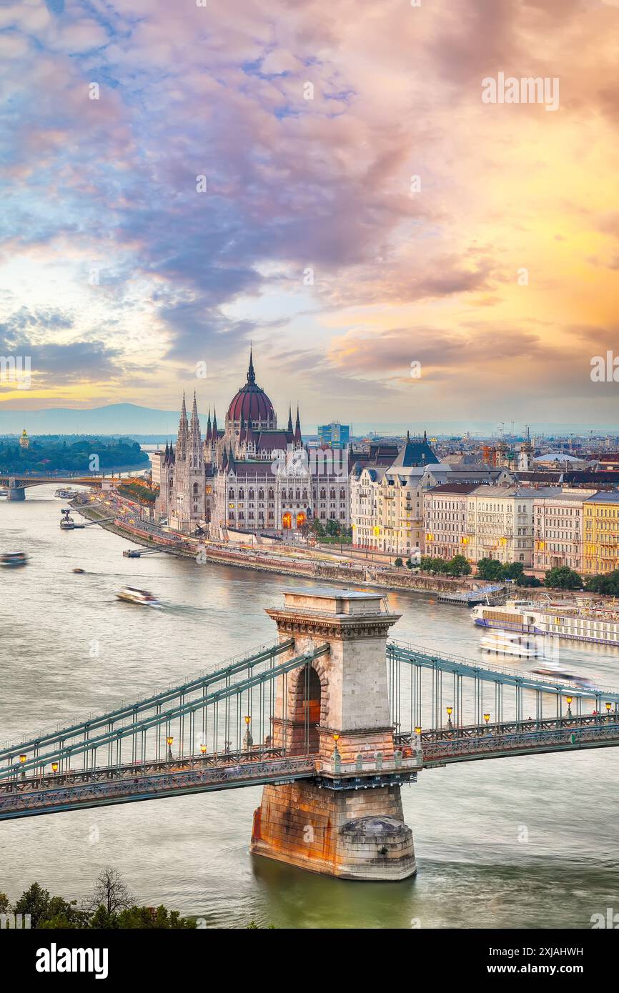 Budapest city evening scene. View at Chain bridge, river Danube and ...