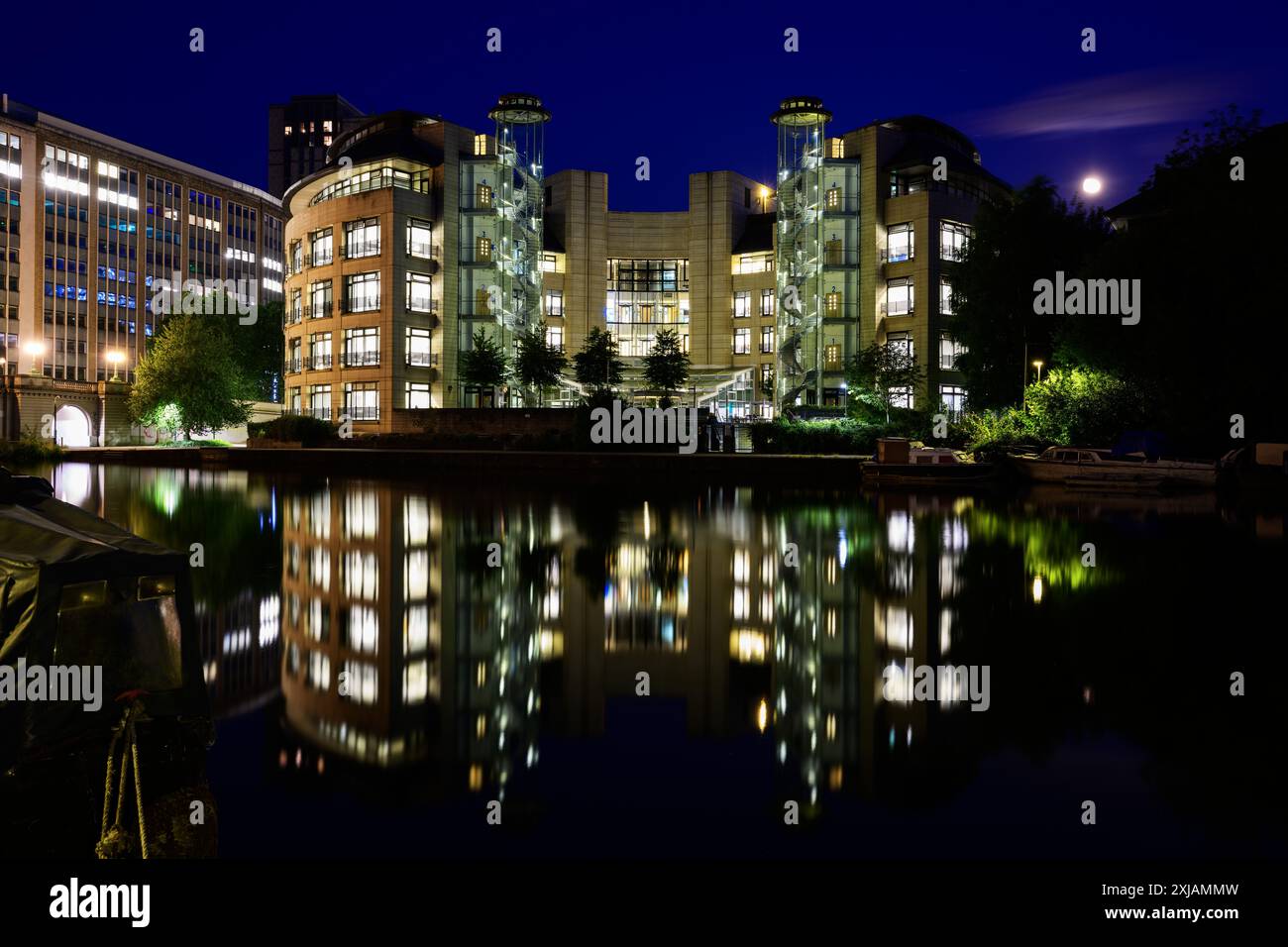 Thames Water HQ at night Stock Photo - Alamy