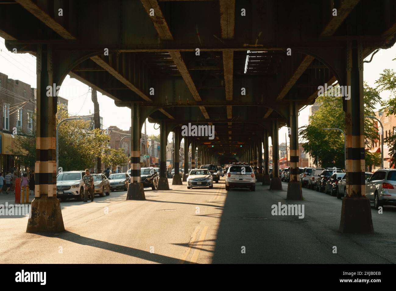Street under elevated train hi-res stock photography and images - Alamy