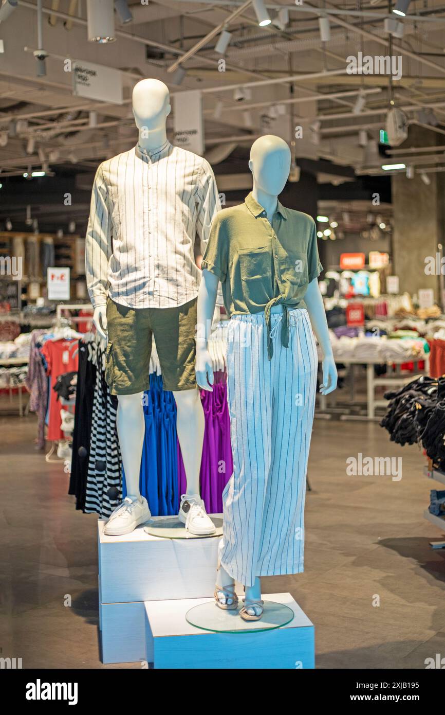 Mannequin store setup hi-res stock photography and images - Alamy