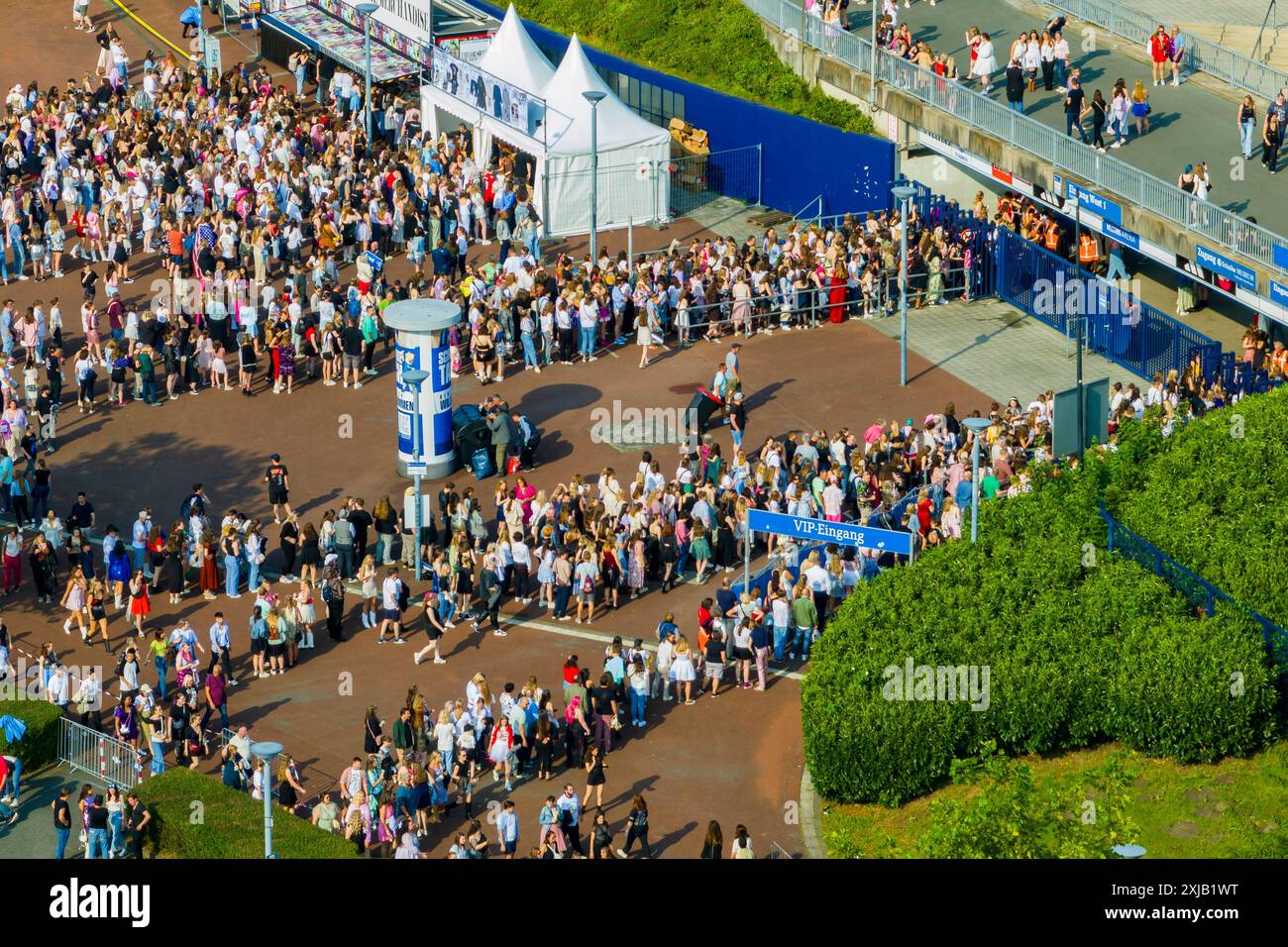 Gelsenkirchen, Germany. 17th July, 2024. Long queues have formed at the ...