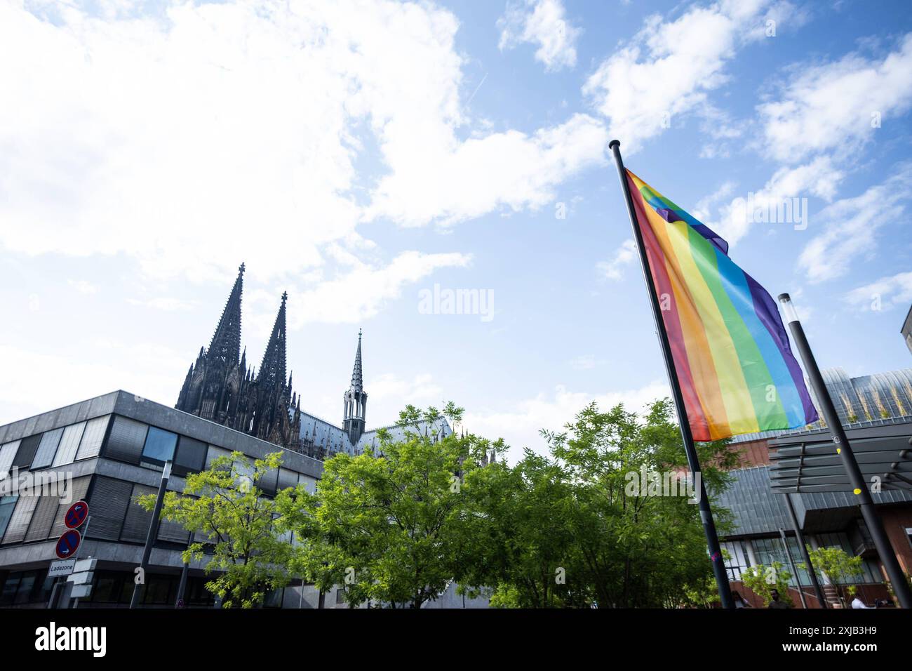 Flagge mit Regenbogen in Köln, Innenstadt, eine CSD-Vorbereitung. Blick ...