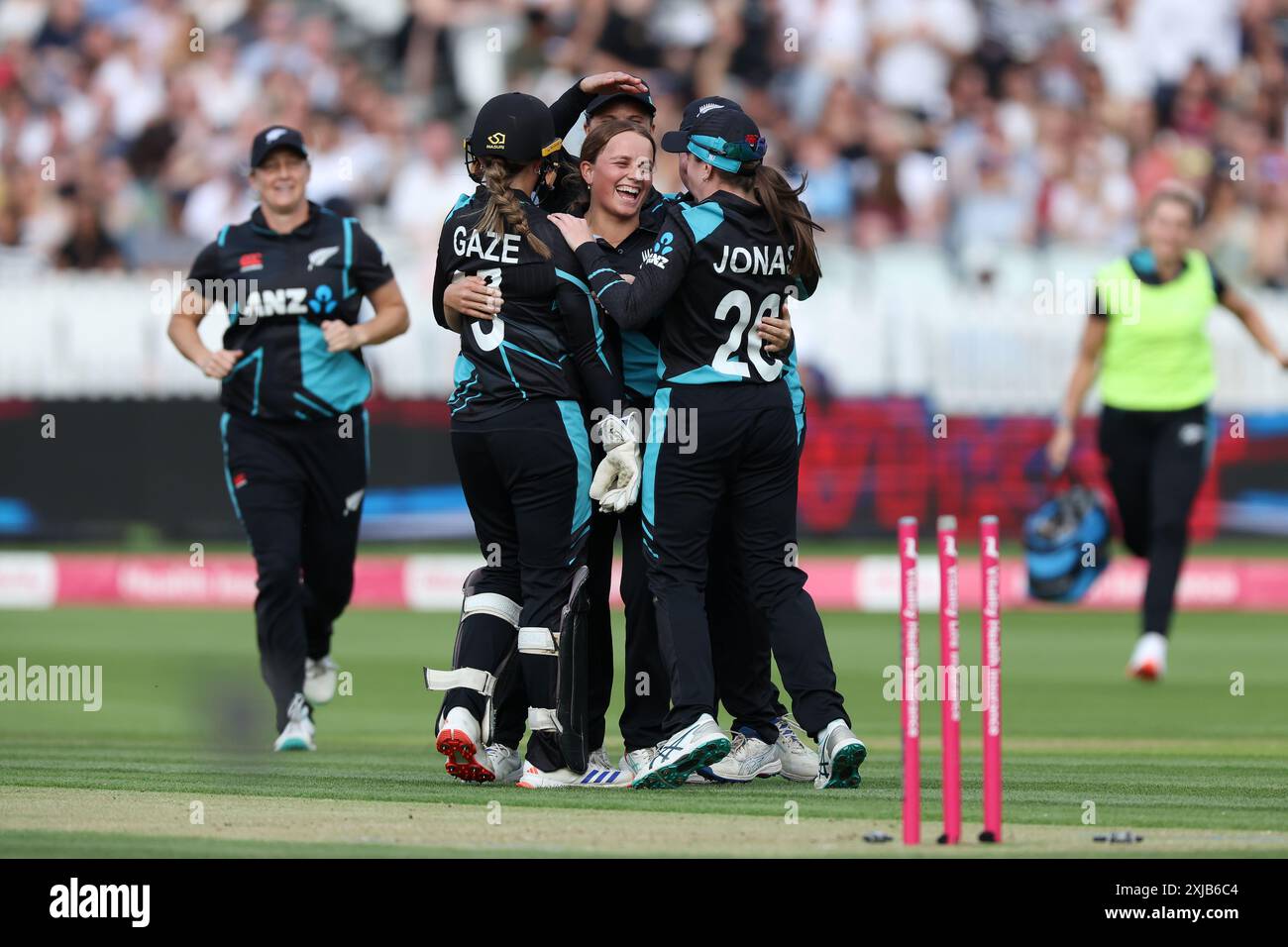 New Zealand's Eden Carson (centre) celebrates with team-mates after ...