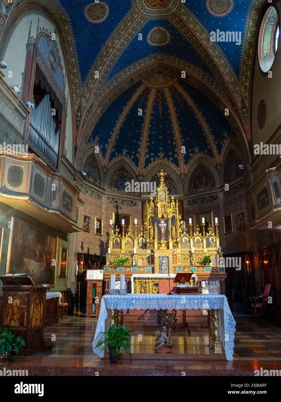 Catholic church high altar hi-res stock photography and images - Alamy