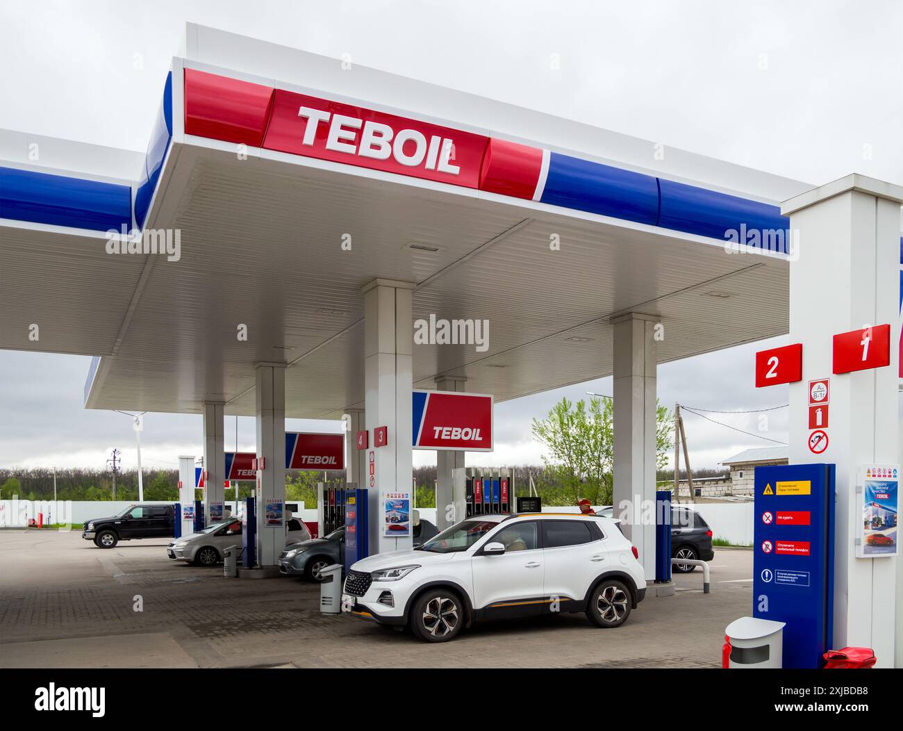 Voronezh, Russia - May 01, 2023: Cars at the fuel pumps of the "TEBOIL" gas station Stock Photo ...