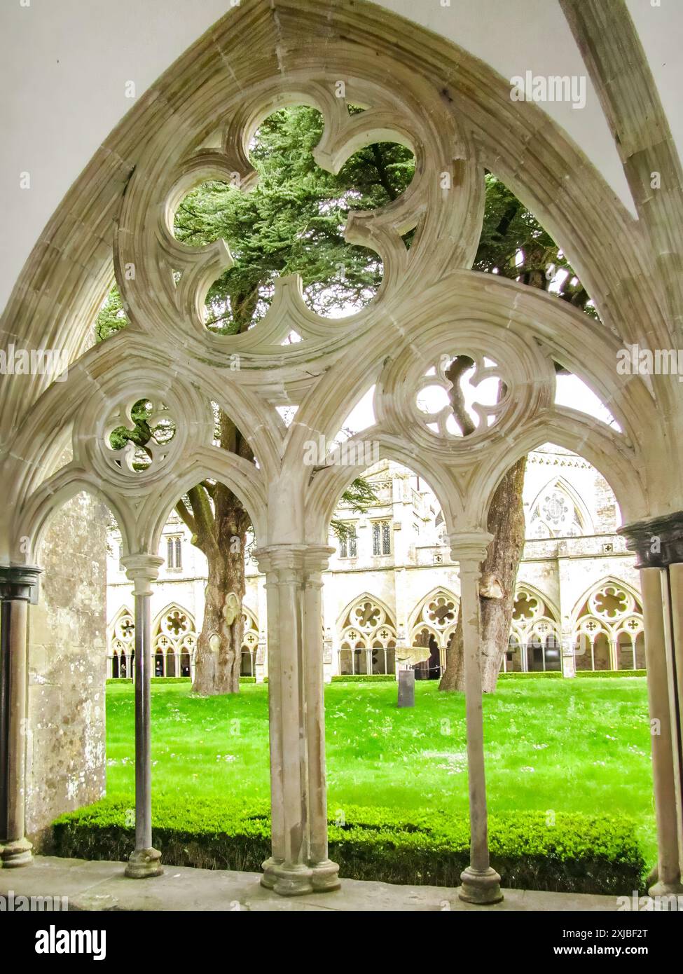 Salisbury Cathedral. View of cloisters and courtyard Stock Photo - Alamy
