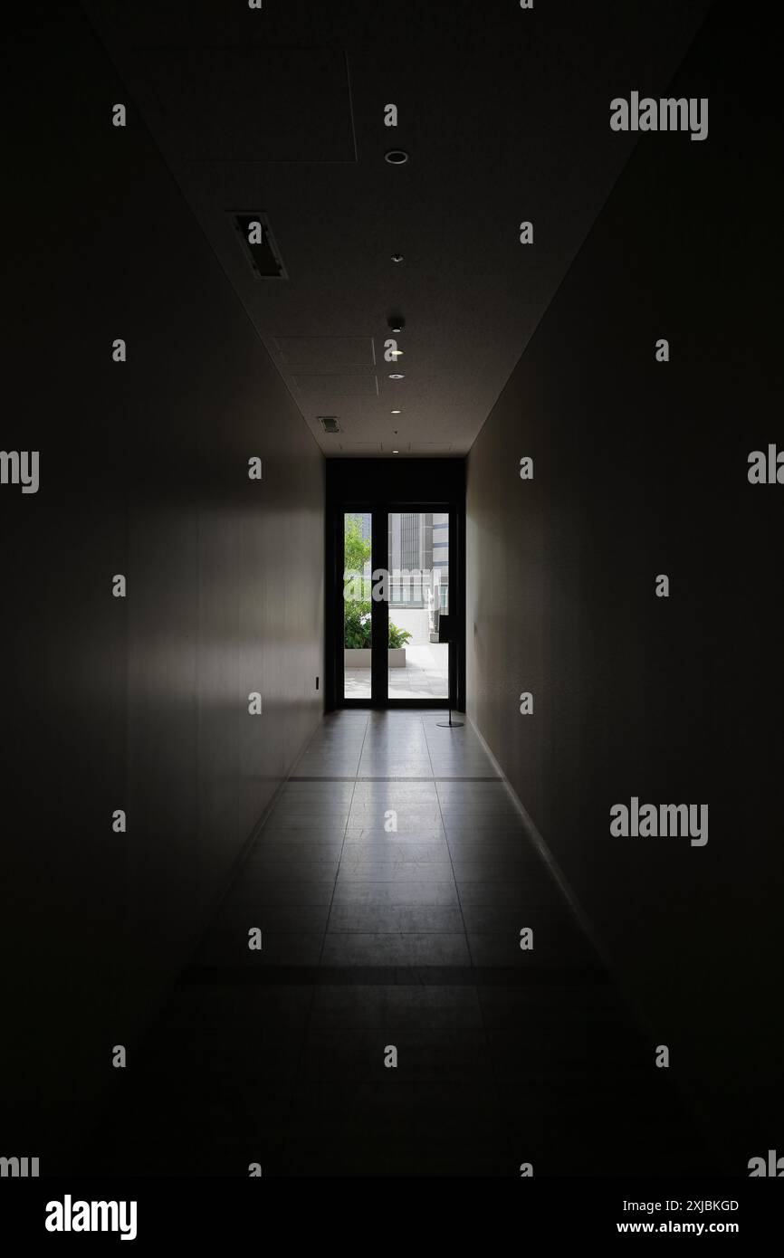 Closed door end of hallway hi-res stock photography and images - Alamy