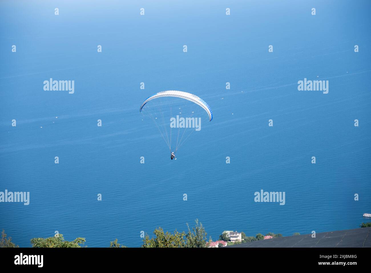 Parachute running hi-res stock photography and images - Alamy