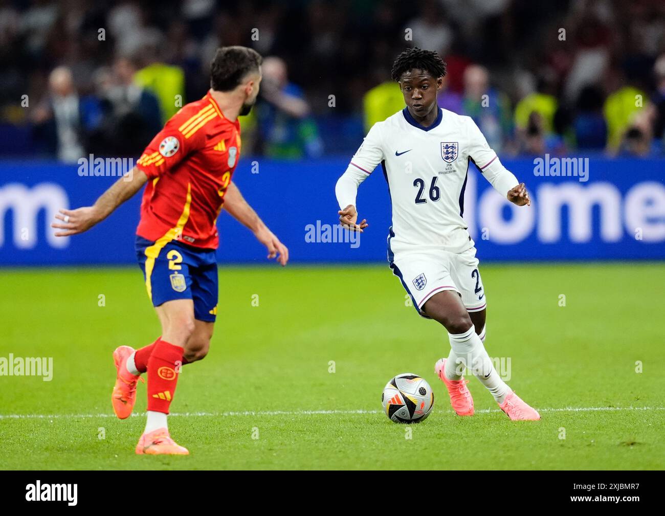 England's Kobbie Mainoo (right) and Spain's Daniel Carvajal battle for ...