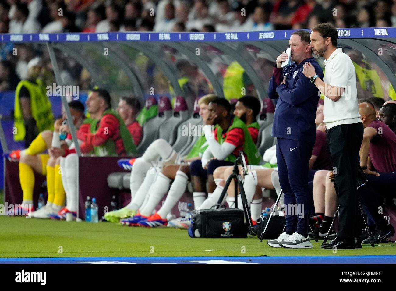 England manager Gareth Southgate (right) and England assistant manager ...