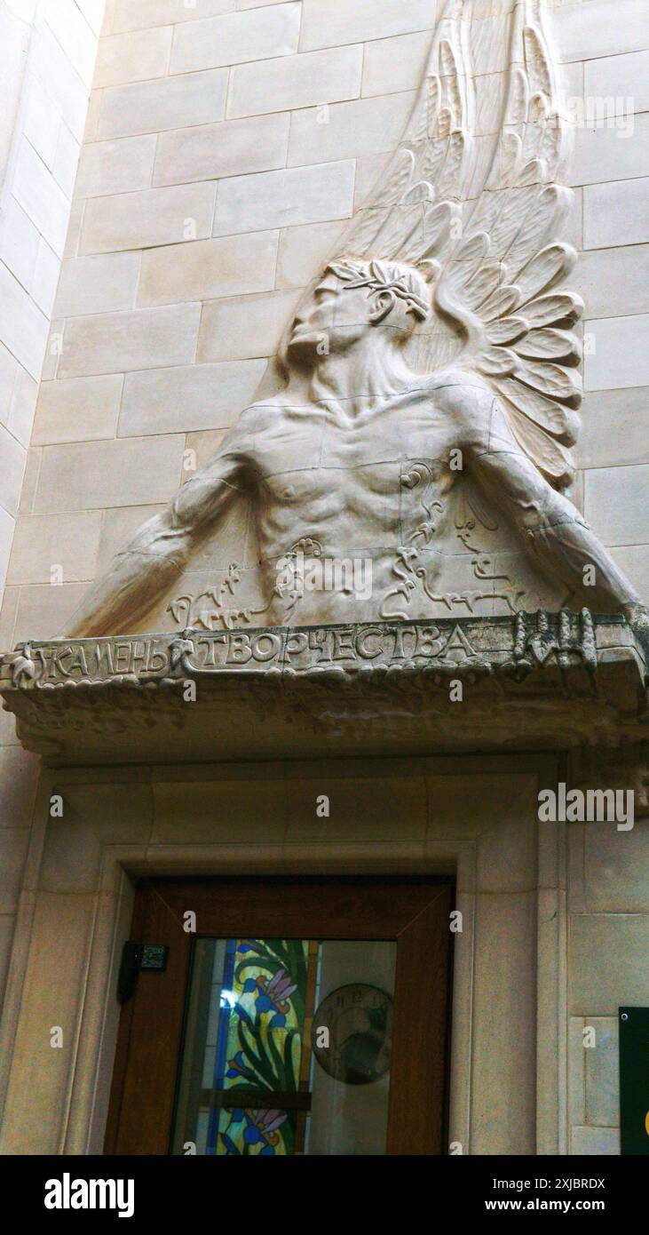 Winged sculpture of woman hi-res stock photography and images - Alamy
