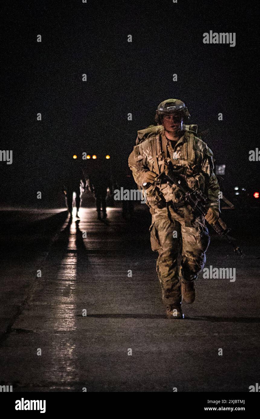 U.S. Army Soldiers from 4th Infantry Division, U.S. Army, begin their ...